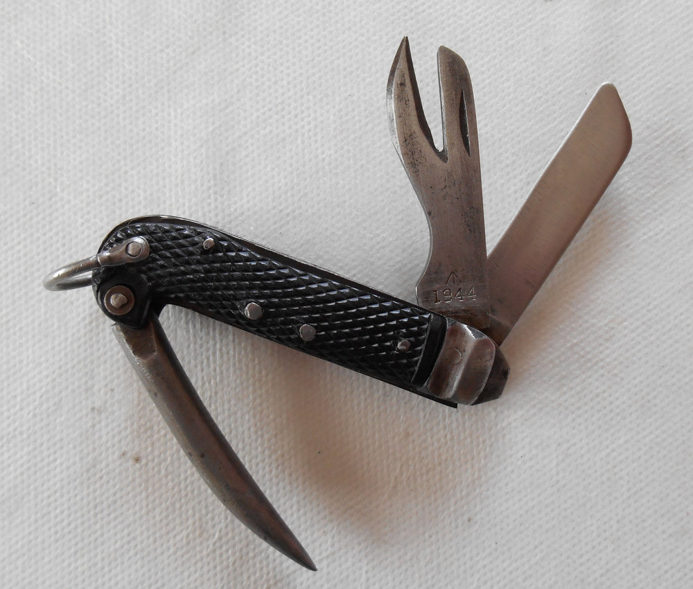 Baïonnettes du Commonwealth et une pointe française