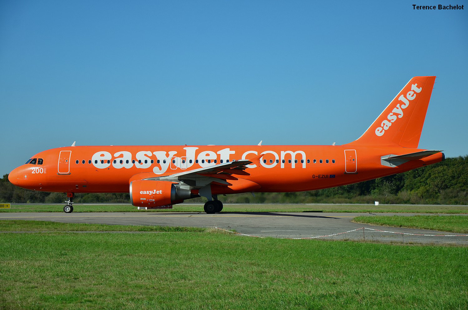 [G-EZUI] A320 EasyJet 200th Airbus c/s