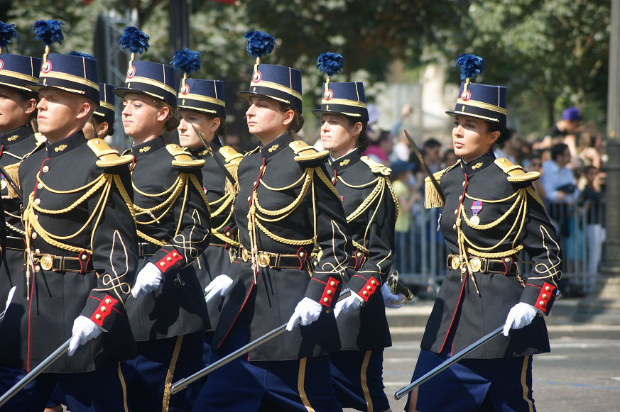 L'uniforme de cérémonie de l'école des officiers de la Gendarmerie ...
