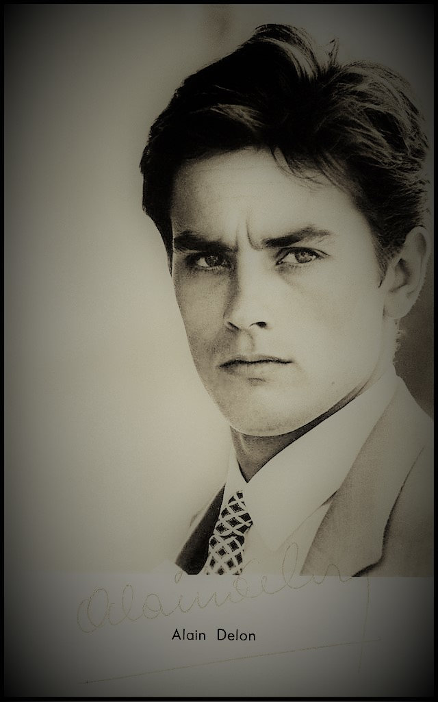 LE SERVICE MILITAIRE DE ALAIN DELON EN 1953.