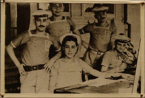 LE SERVICE MILITAIRE DE ALAIN DELON EN 1953.