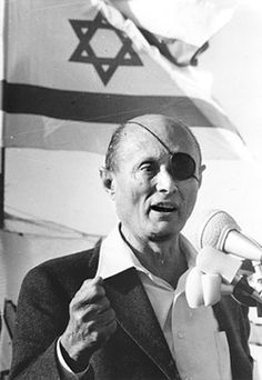 MOSHE DAYAN. LIEUTENANT-GÉNÉRAL ISRAELIEN.