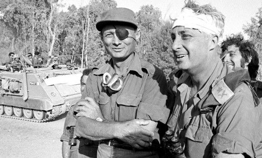 MOSHE DAYAN. LIEUTENANT-GÉNÉRAL ISRAELIEN.