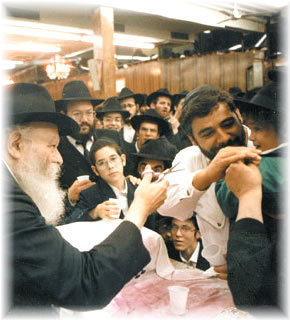 LA PREMIÈRE COUPE DE CHEVEUX DE L'ENFANT JUIF.
