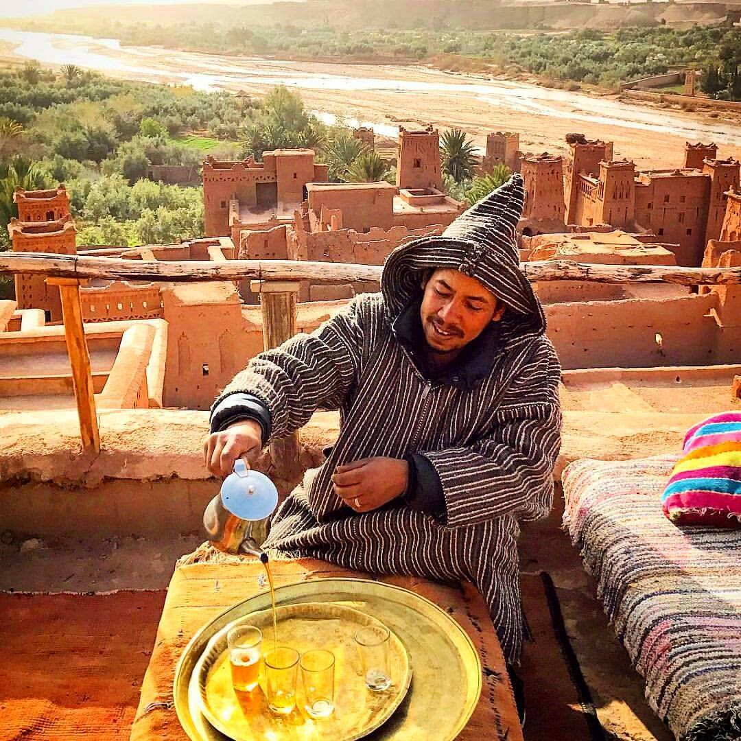 CHAUD LE THÉ A LA MENTHE DU MAROC.