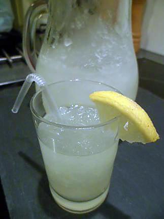 AGUA LIMON. LA BOISSON CITRONNÉE.