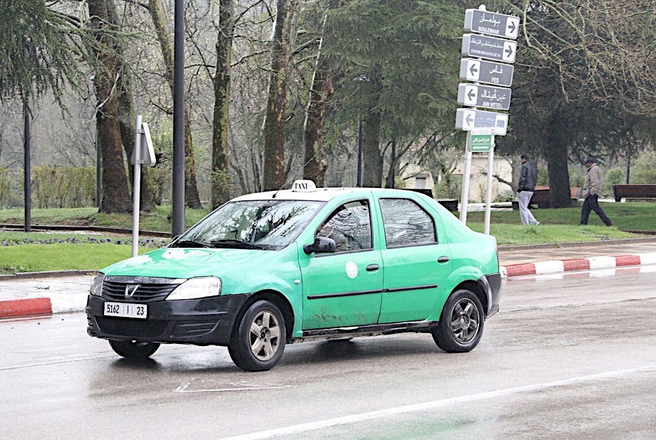 PETIT TAXI VERT DE IFRANE. MAROC.