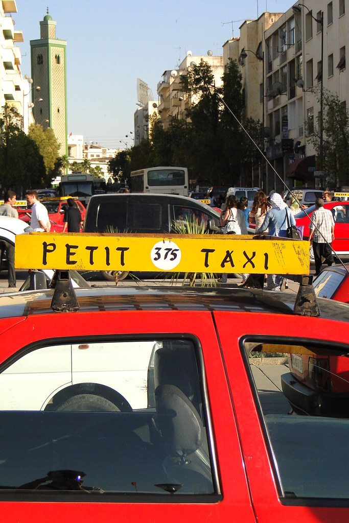 PETIT TAXI ROUGE DE FES. MAROC