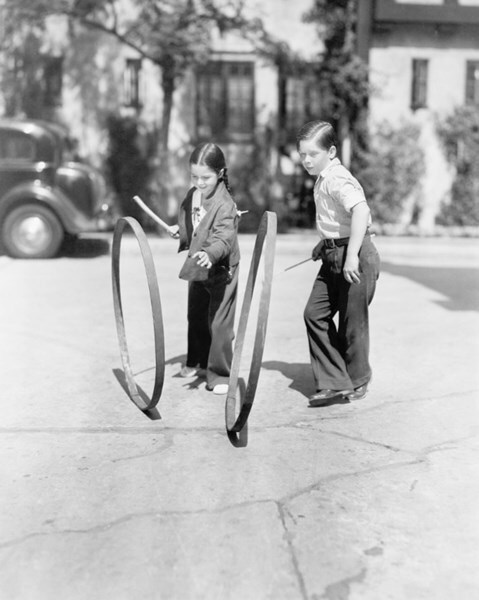 LES JEUX DE NOTRE ENFANCE. BÂTON ET CERCEAU.